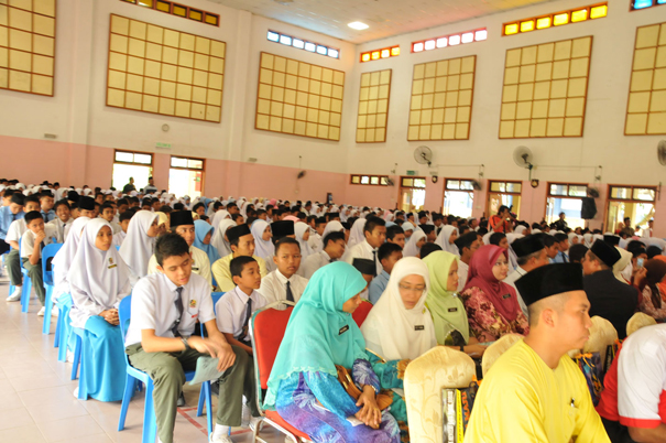 Majlis Penyampaian Bantuan Amal Sempena Hari Raya Kepada Pelajar Islam ...