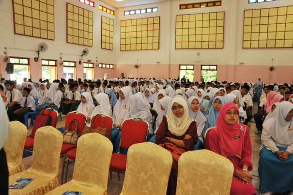 Majlis Penyampaian Bantuan Amal Sempena Hari Raya Kepada Pelajar Islam ...
