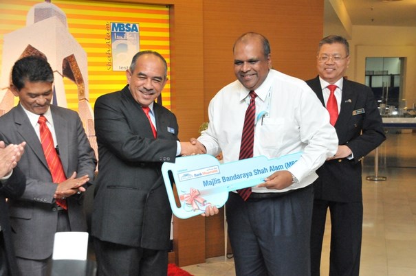 BMMB Menyumbang Van Jenazah kepada Majlis Bandaraya Shah Alam (MBSA ...