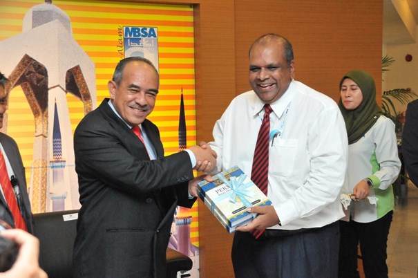 BMMB Menyumbang Van Jenazah kepada Majlis Bandaraya Shah Alam (MBSA ...