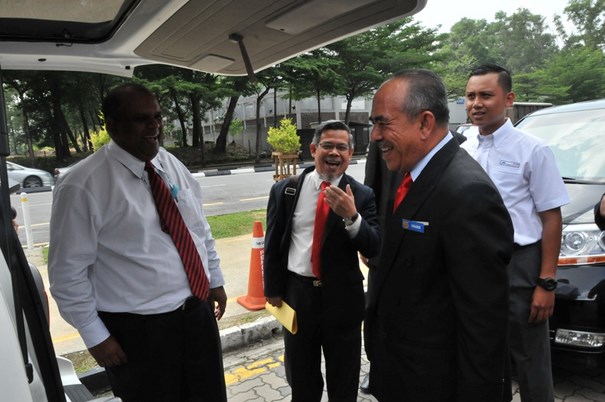 BMMB Menyumbang Van Jenazah kepada Majlis Bandaraya Shah Alam (MBSA ...